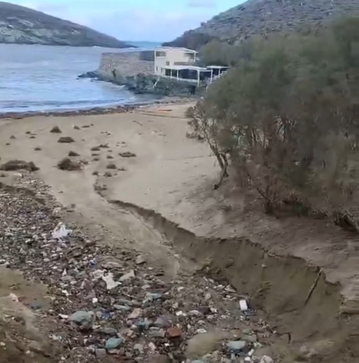 Η βροχή έδειξε τα δόντια της στην Κολυμπήθρα Τήνου : Μικρές ζημιές σε ...